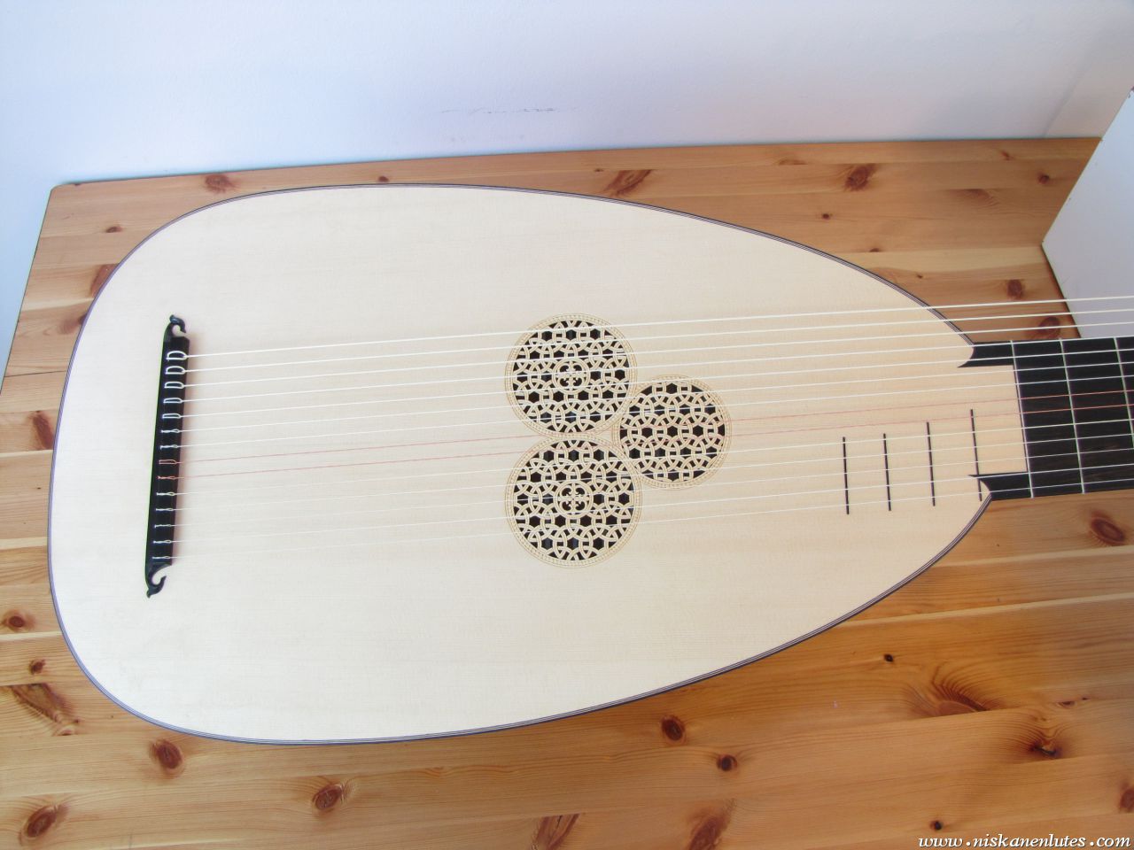 Lutes with extended necks | Niskanen Lutes